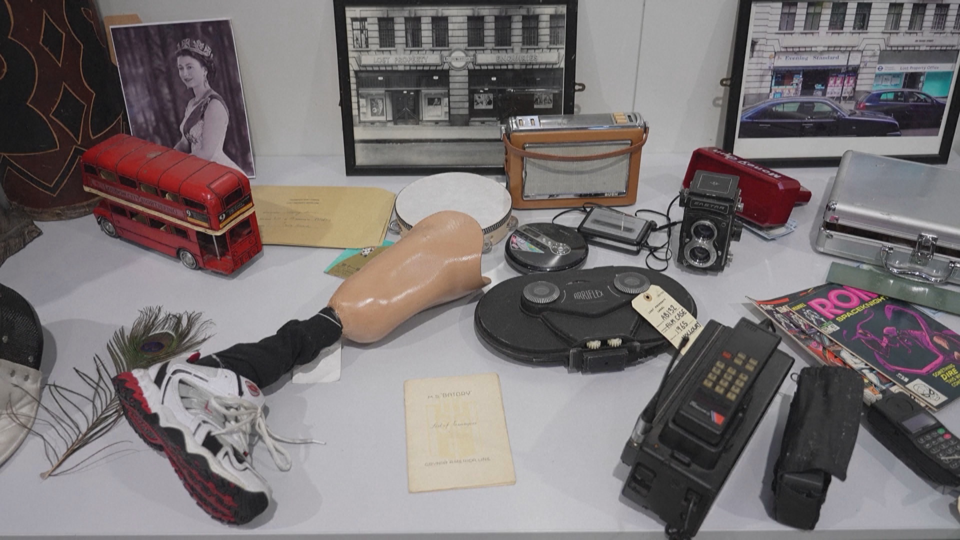 От телефонов до жареных лягушек: что поступает в лондонское бюро ...